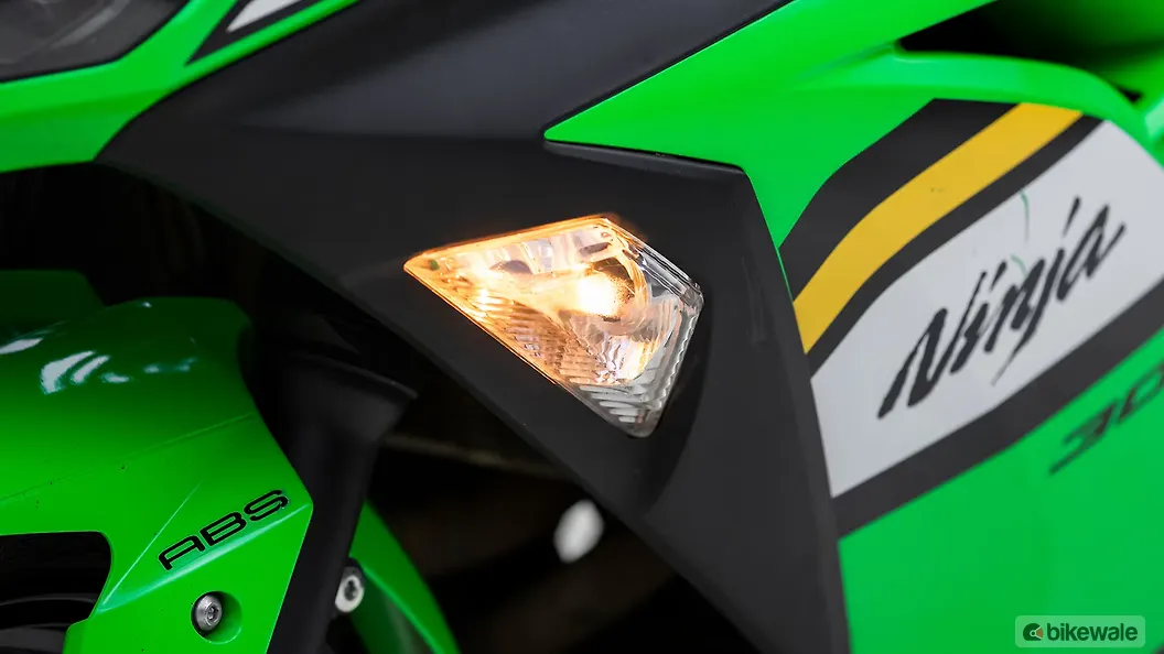 Kawasaki Ninja 300 Front Turn Indicators Image – BikeWale