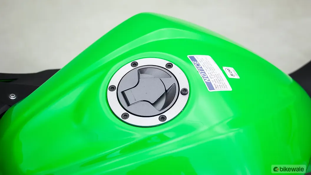 Kawasaki Ninja 300 Fuel Tank Image – BikeWale
