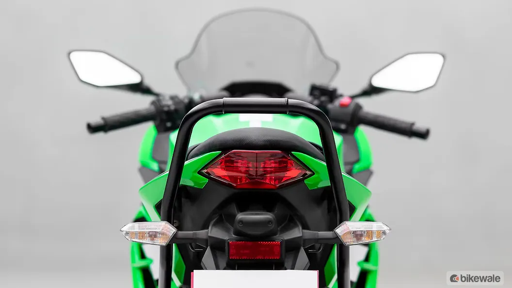 Kawasaki Ninja 300 Rear Reflex Reflector Image – BikeWale