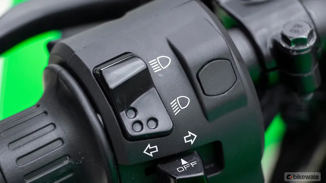 Kawasaki Ninja 300 [2025] High Beam Low Beam Switch Image – BikeWale
