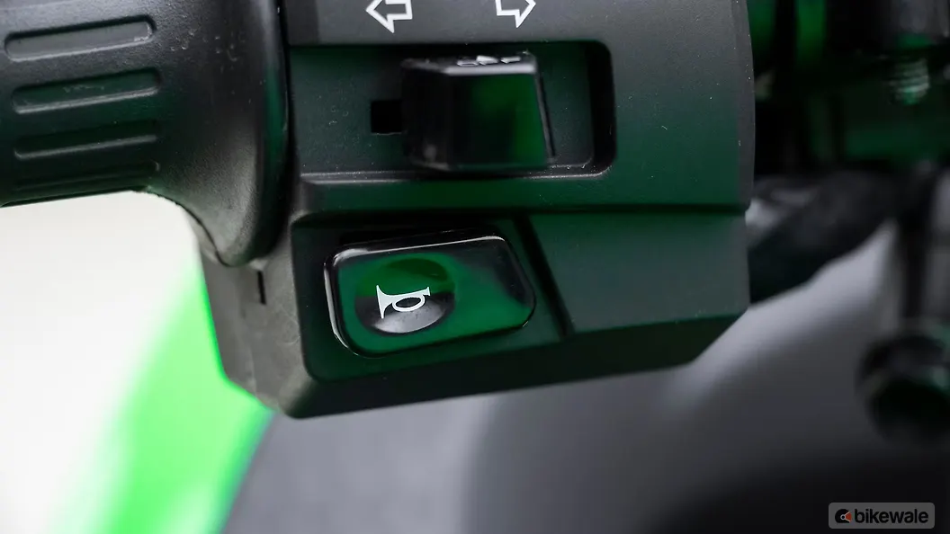 Kawasaki Ninja 300 [2025] Front Brake Lever Image – BikeWale