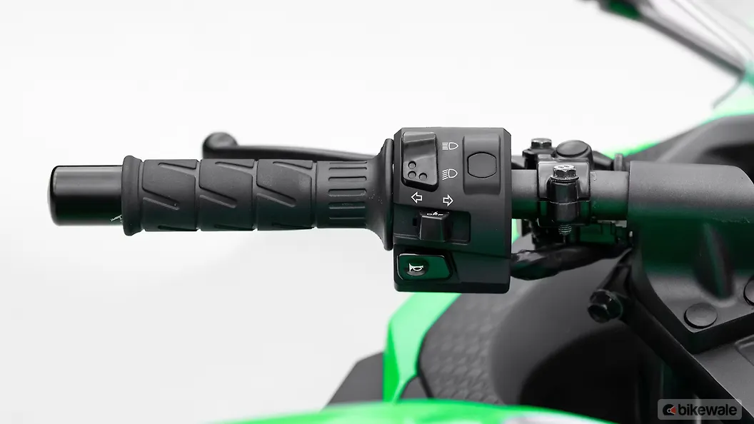 Kawasaki Ninja 300 [2025] Left Side Handlebar Grip Image – BikeWale