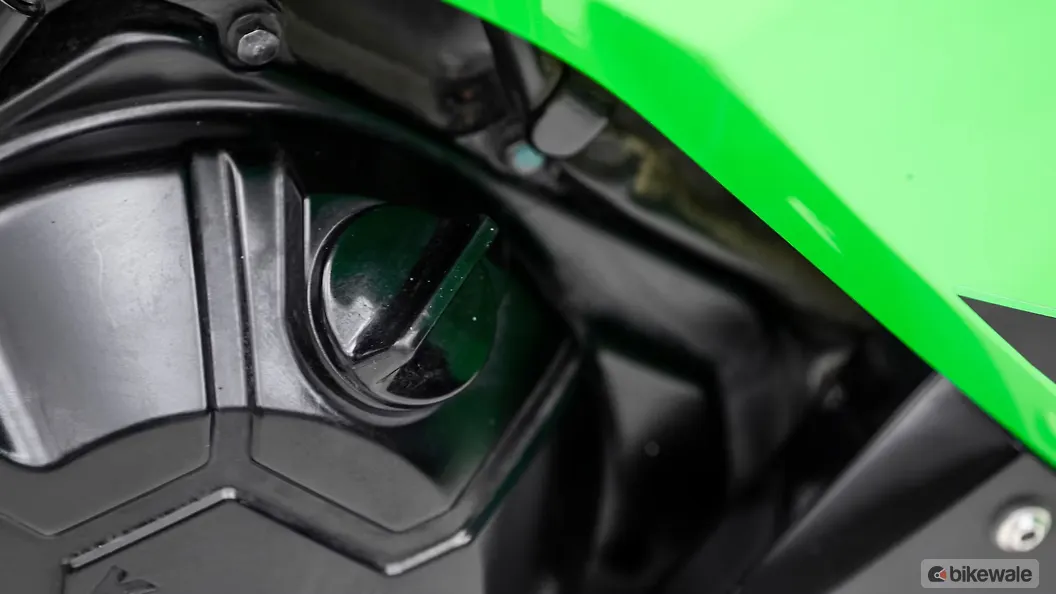 Kawasaki Ninja 300 [2025] Oil Cap/Dipstick Image – BikeWale