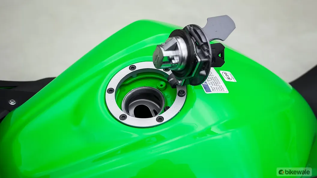 Kawasaki Ninja 300 Fuel Lid Image – BikeWale