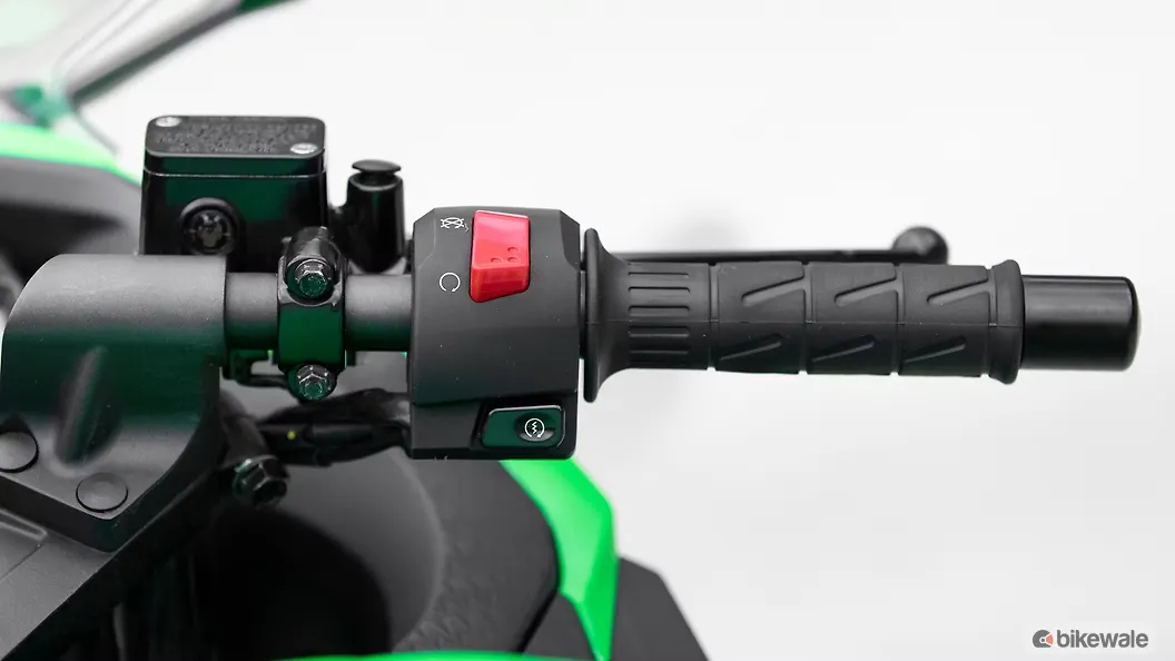 Kawasaki Ninja 300 Right Side Handelbar Throttle Grip Image – BikeWale