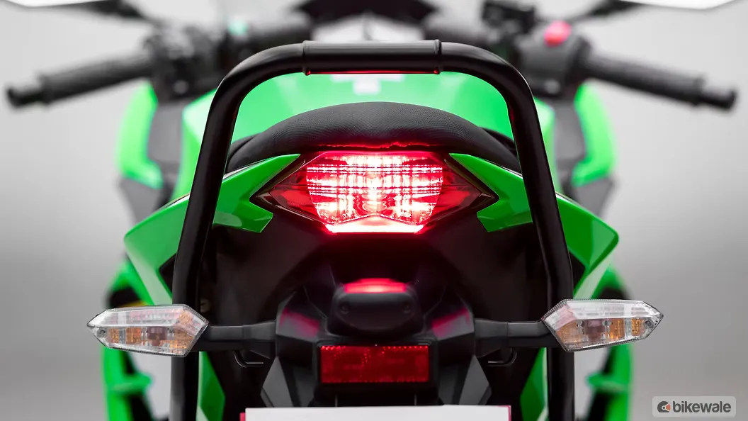 Kawasaki Ninja 300 Rear Turn Indicators Image – BikeWale
