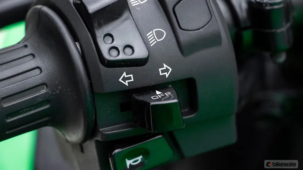 Kawasaki Ninja 300 [2025] Gear Shift Lever Image – BikeWale