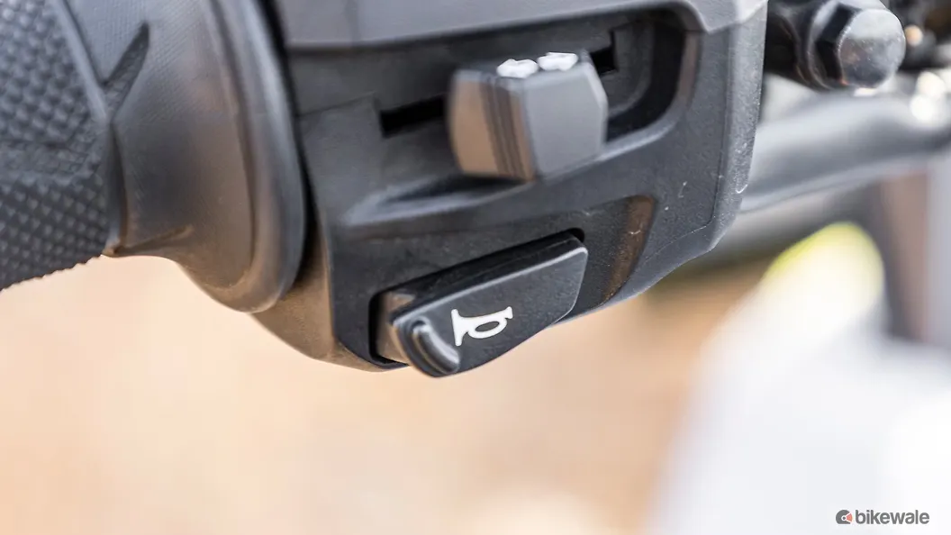 Suzuki V-Strom 800 DE Hazard Warning Lights Switch Image – BikeWale