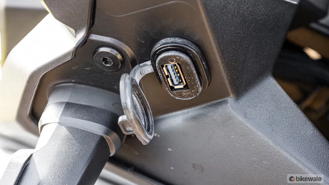 Suzuki V-Strom 800 DE Left Side Handlebar Grip Image – BikeWale
