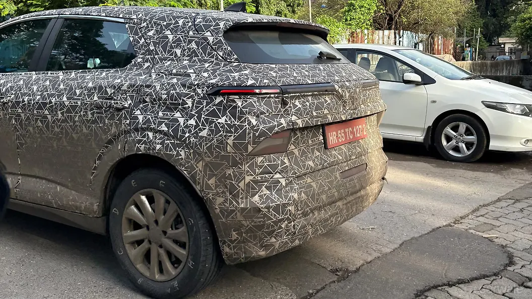 VF 6 Left Side View Image, VF 6 Photos in India - CarWale