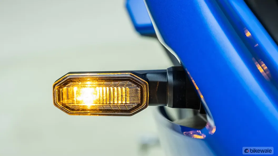Suzuki GSX-8R Front Turn Indicators Image – BikeWale