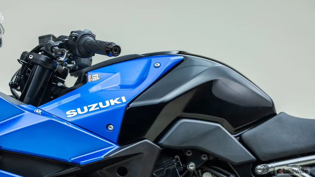 Suzuki GSX-8R Branding/Fuel Tank Decal Image – BikeWale