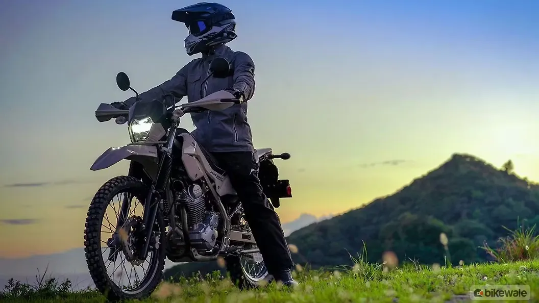 Kawasaki KLX 230 Right Side View Image – BikeWale