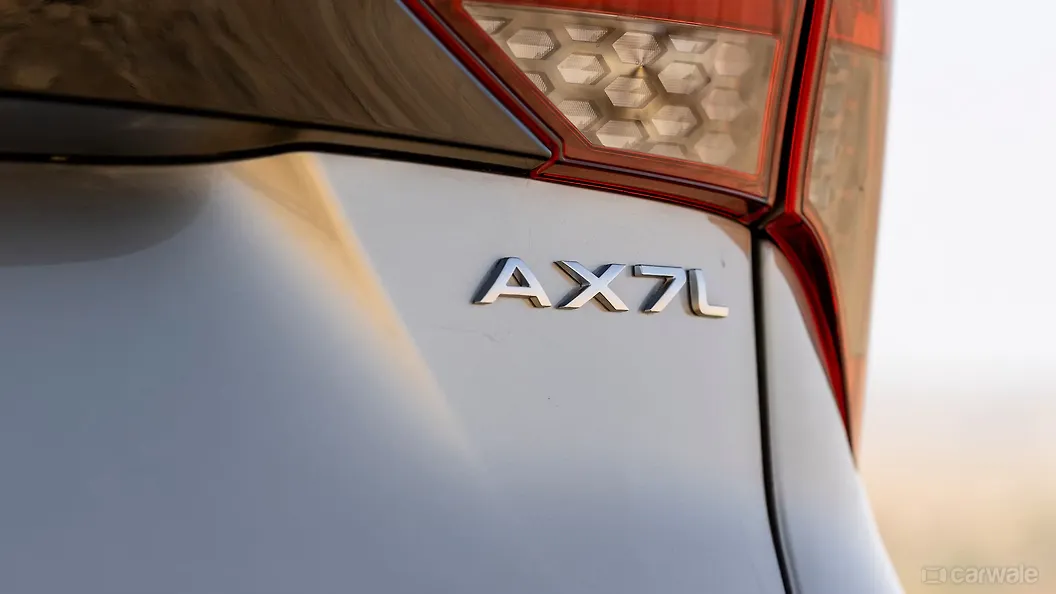 XUV 7XO Reflector Image, XUV 7XO Photos in India - CarWale