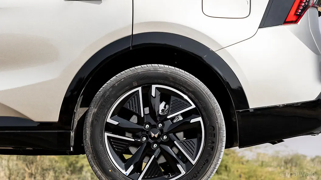 XUV 7XO Rear High Mounted Stop Lamp Image, XUV 7XO Photos in India ...