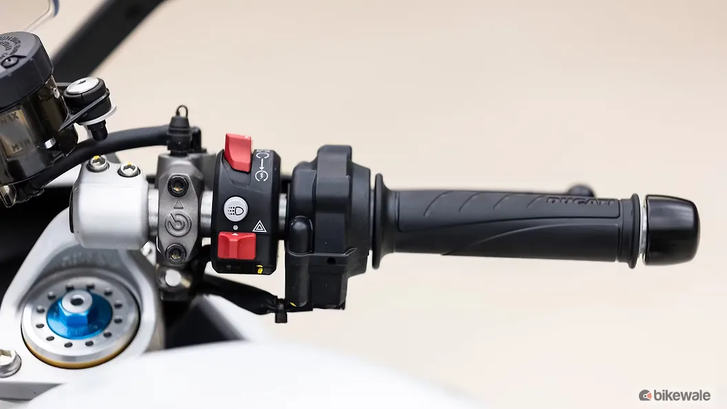 Ducati SuperSport Right Side Handelbar Throttle Grip Image – BikeWale