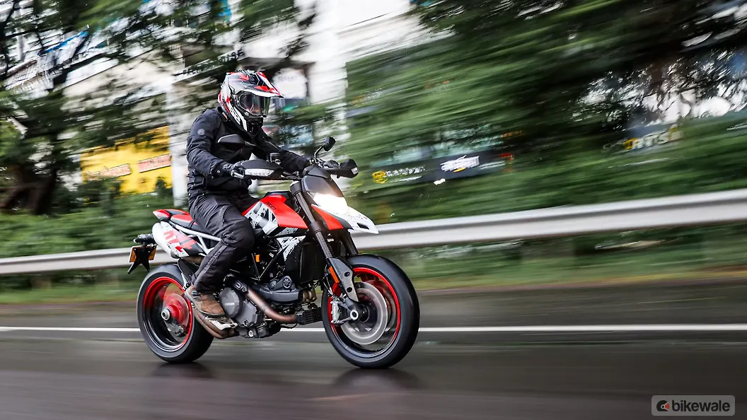 Ducati Hypermotard 950 Right Front Three Quarter Image – BikeWale