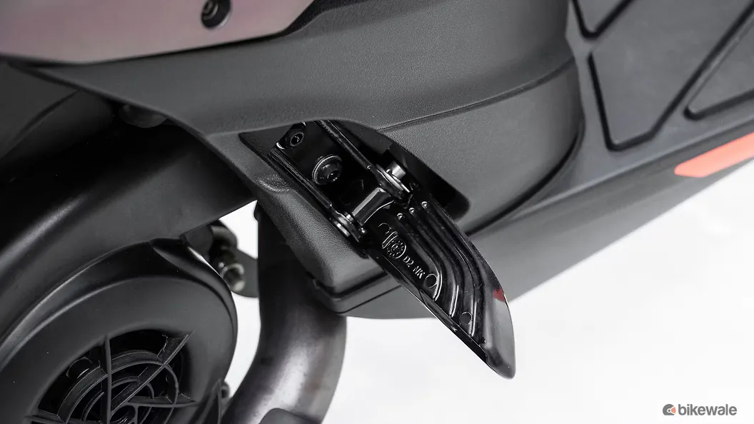 Aprilia SR 175 Pillion Footrest Image – BikeWale