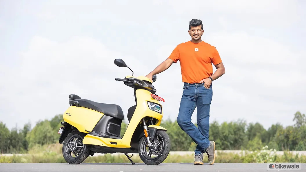 VIDA VX2 Right Side View Image – BikeWale