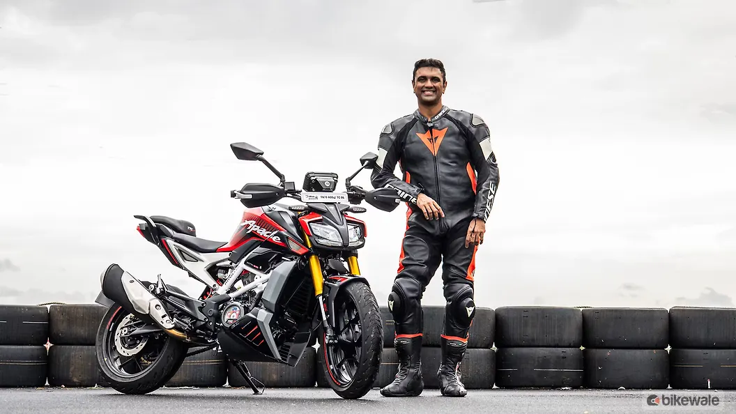 TVS Apache RTR 310 Right Front Three Quarter Image – BikeWale