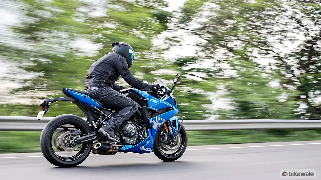 Suzuki GSX-8R Right Front Three Quarter Image – BikeWale