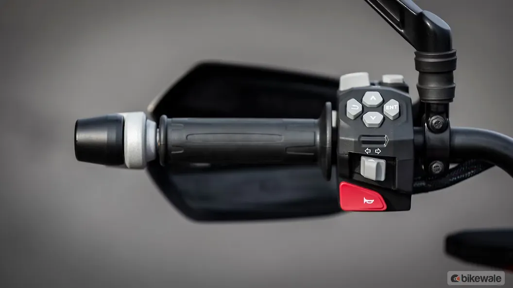 TVS Apache RTR 310 Left Side Handlebar Grip Image – BikeWale