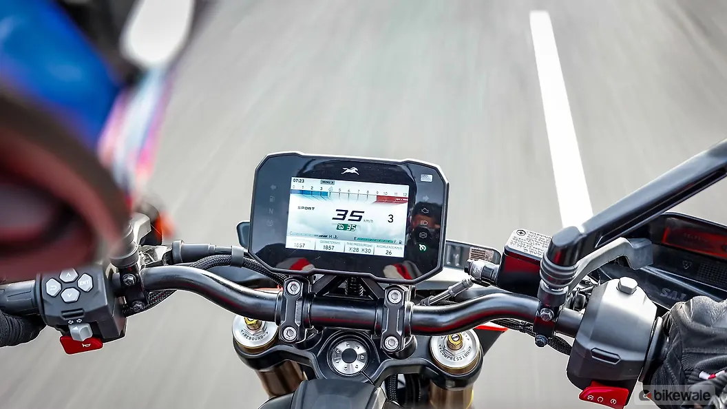 TVS Apache RTR 310 Right Side Handelbar Throttle Grip Image – BikeWale