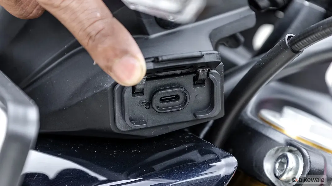 Honda CB 125 Hornet USB Charging Port Image – BikeWale