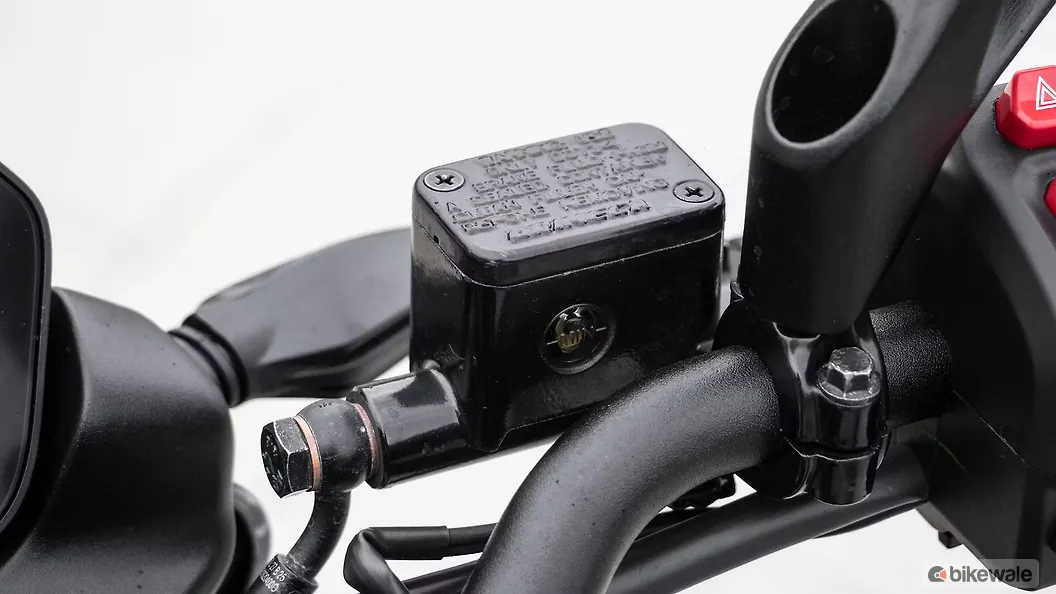 Bajaj Pulsar NS400Z Front Brake Fluid Reservoir Image – BikeWale
