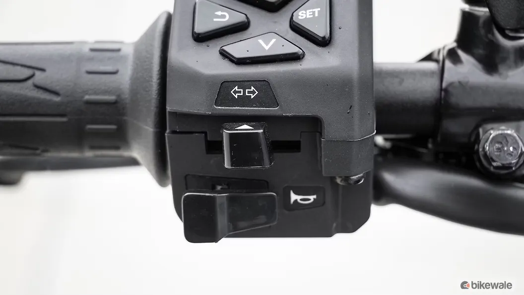 Bajaj Pulsar NS400Z Turn Indicators Switch Image – BikeWale