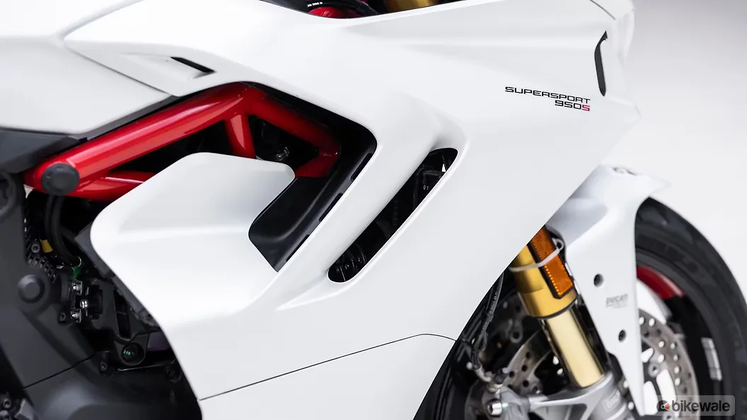 Ducati SuperSport Right Front Three Quarter Image – BikeWale