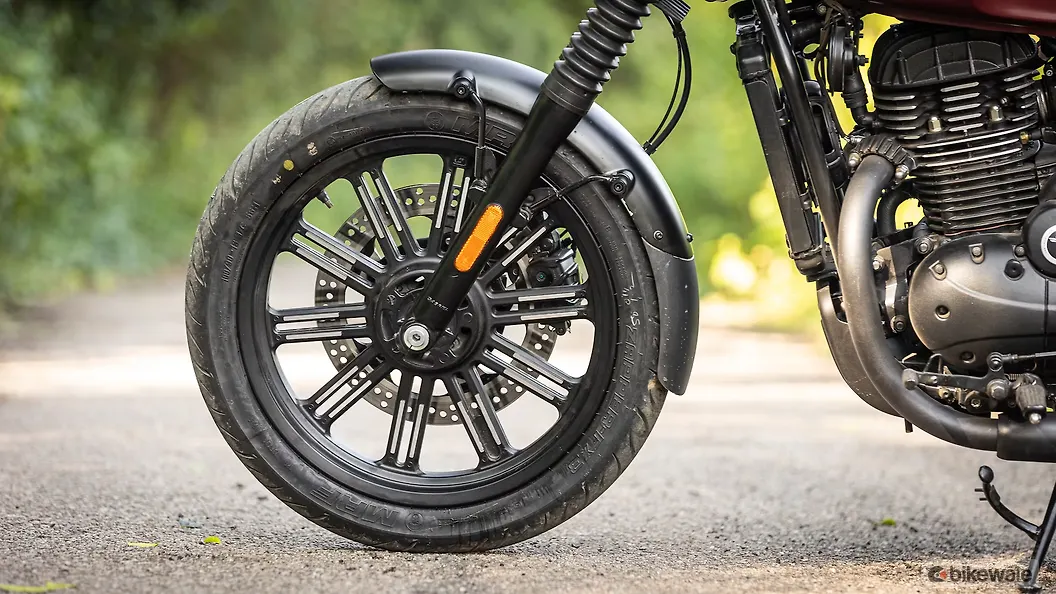 Yezdi Roadster Front Mudguard Image – BikeWale