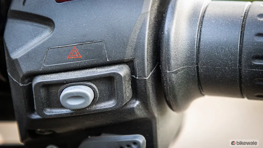 Yezdi Roadster Hazard Warning Lights Switch Image – BikeWale