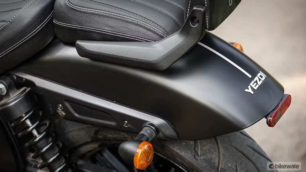 Yezdi Roadster Rear Fender Image – BikeWale