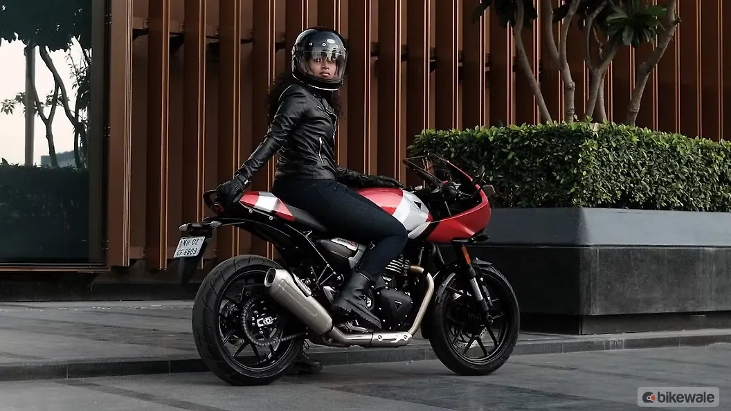 Triumph Thruxton 400 Right Side View Image – BikeWale
