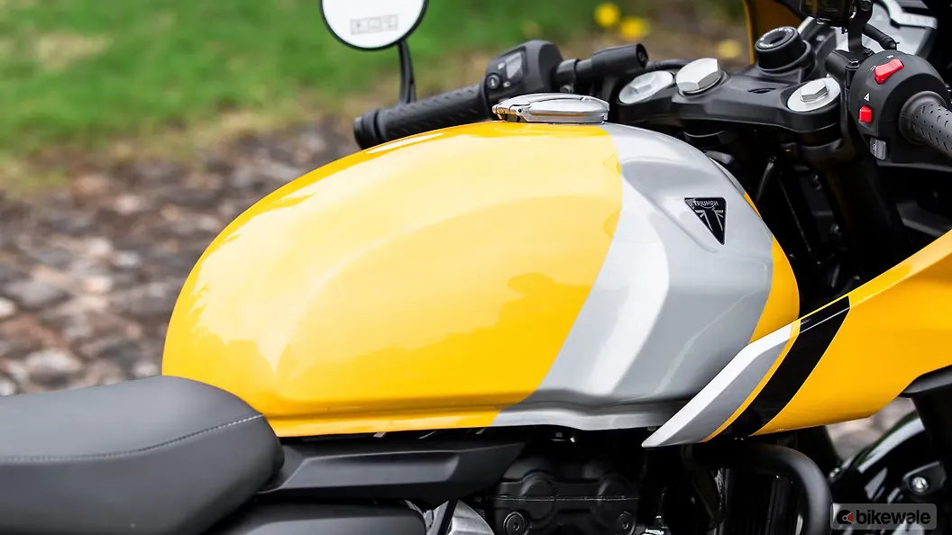 Triumph Thruxton 400 Right Side View Image – BikeWale