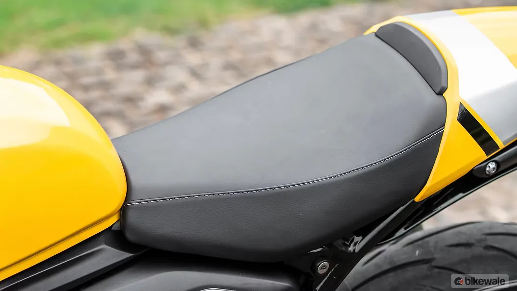 Triumph Thruxton 400 Right Side View Image – BikeWale