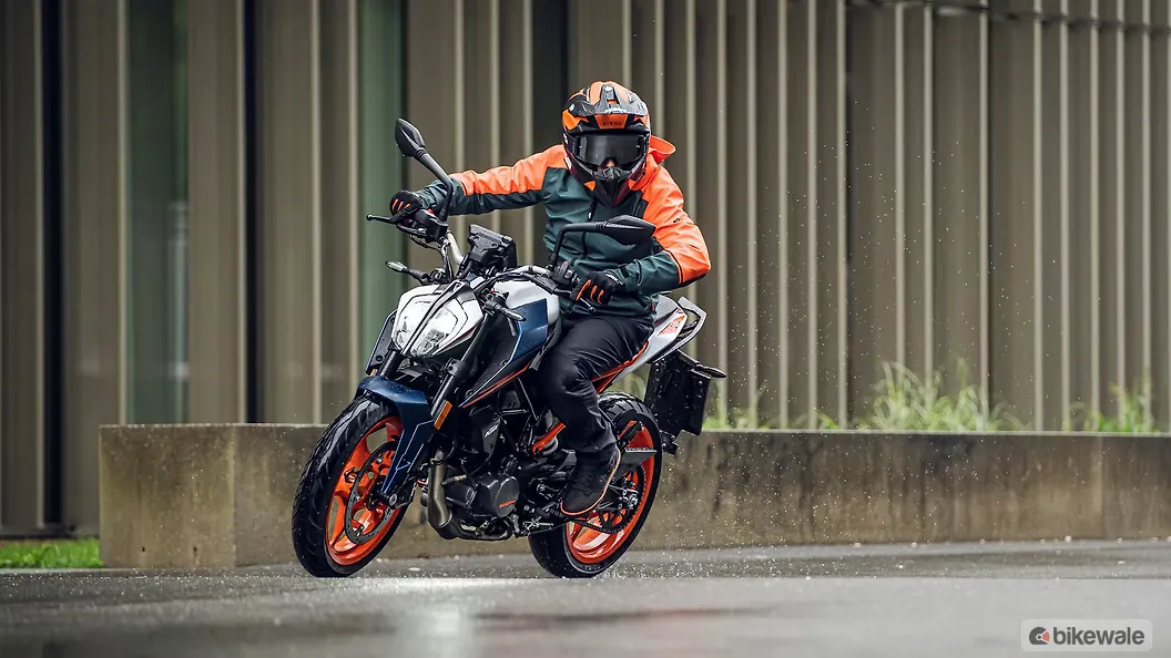 KTM 160 Duke Left Front Three Quarter Image – BikeWale