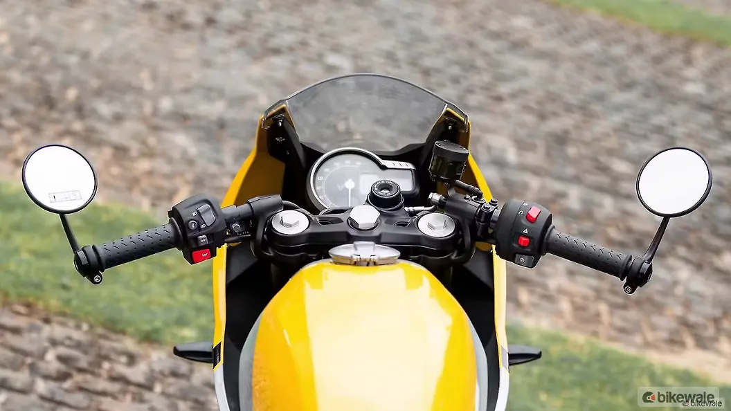 Triumph Thruxton 400 Handlebar Clamp Image – BikeWale