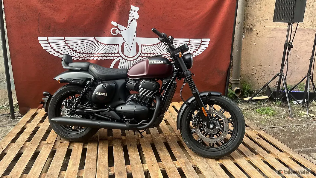 Yezdi Roadster [2024] Right Side View Image – BikeWale