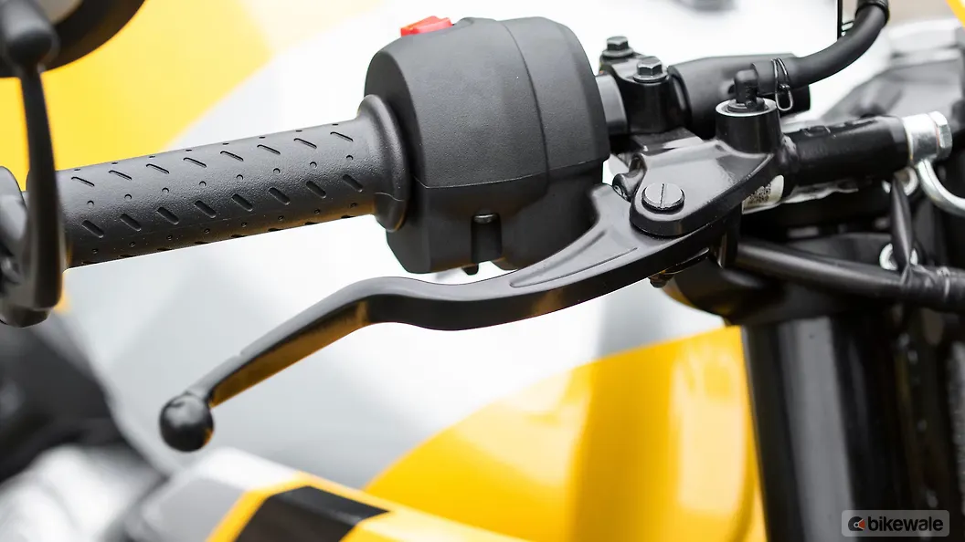 Triumph Thruxton 400 Front Brake Lever Image – BikeWale
