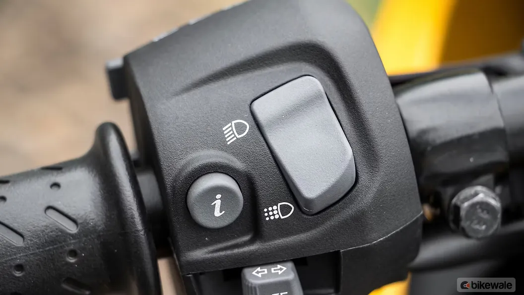 Triumph Thruxton 400 High Beam Low Beam Switch Image – BikeWale