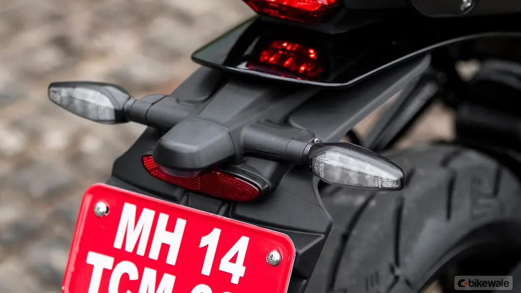 Triumph Thruxton 400 Number Plate Lamp Image – BikeWale