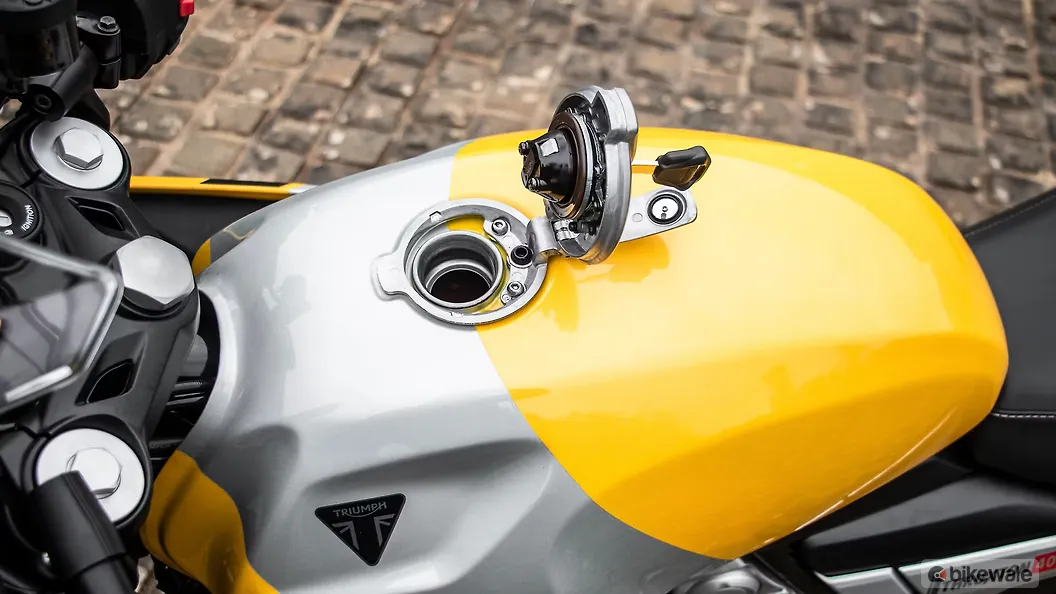 Triumph Thruxton 400 Fuel Tank Image – BikeWale