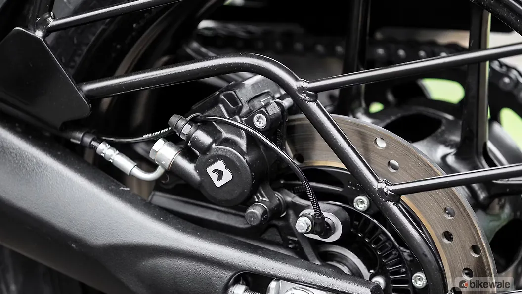 Triumph Thruxton 400 Rear Swing Arm Image – BikeWale