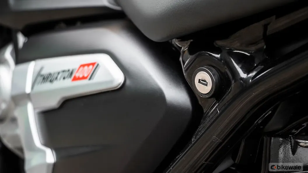 Triumph Thruxton 400 Seat Remove/Fix Lock Image – BikeWale