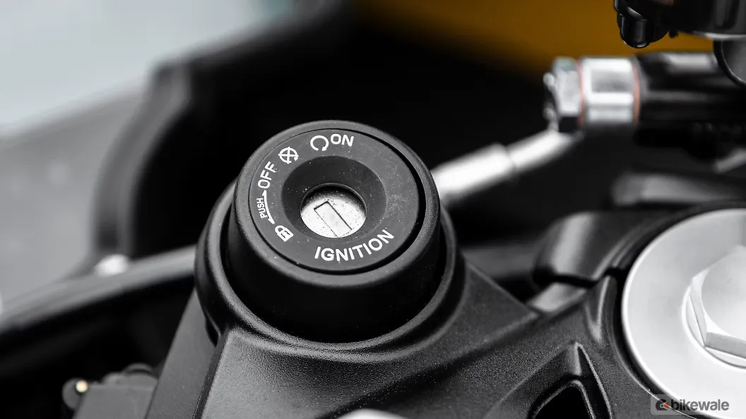 Triumph Thruxton 400 High Beam Low Beam Switch Image – BikeWale