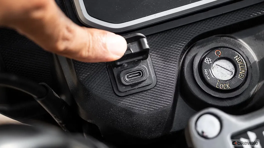 Hero Glamour X 125 USB Charging Port Image – BikeWale