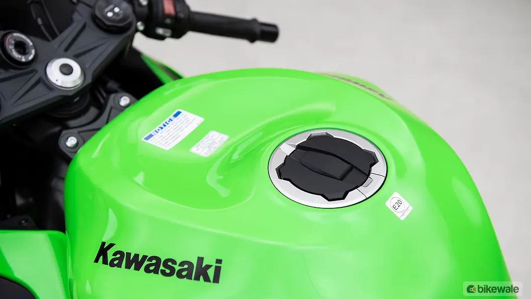 Kawasaki Ninja ZX-6R Fuel Tank Image – BikeWale