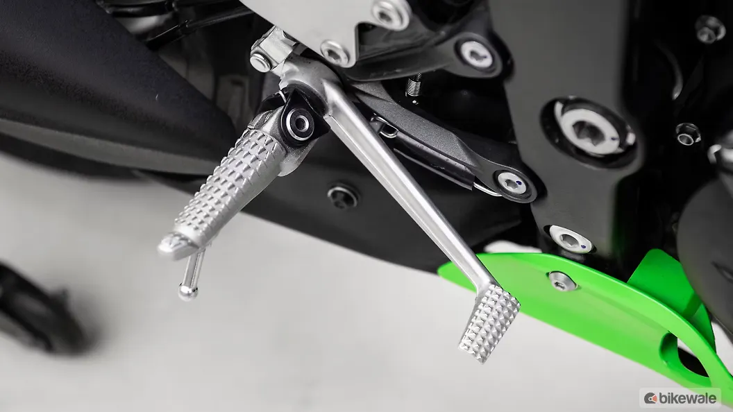 Kawasaki Ninja ZX-6R Rear Reflex Reflector Image – BikeWale